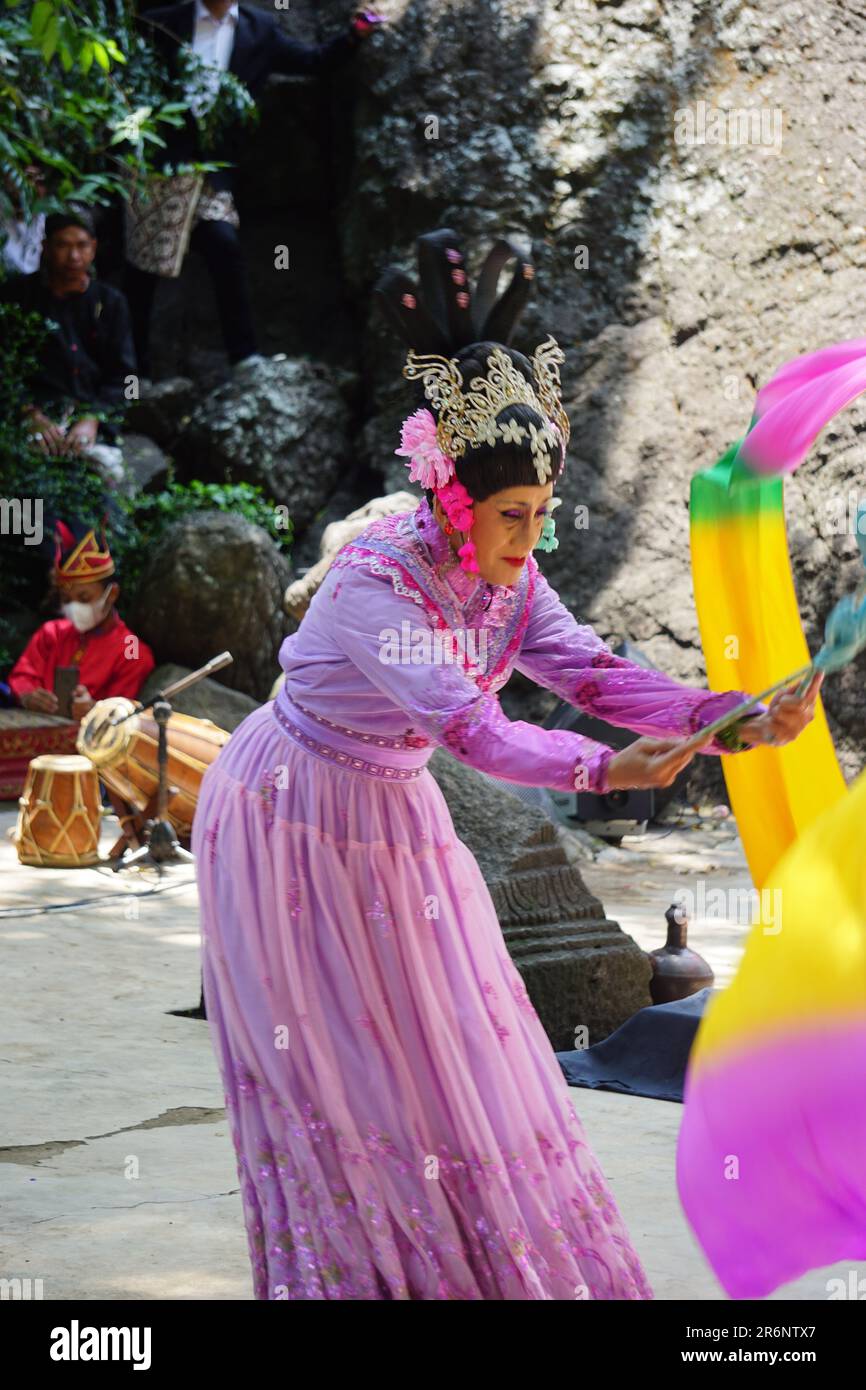 Nini thowok hi-res stock photography and images - Alamy