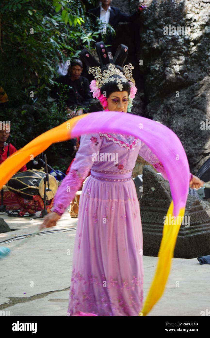Nini thowok hi-res stock photography and images - Alamy