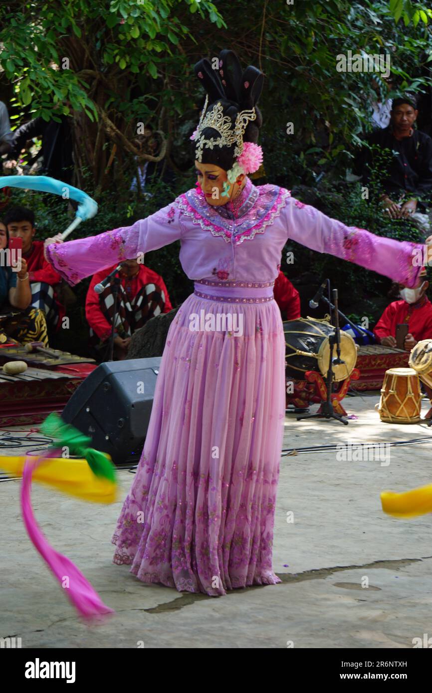 Nini thowok hi-res stock photography and images - Alamy