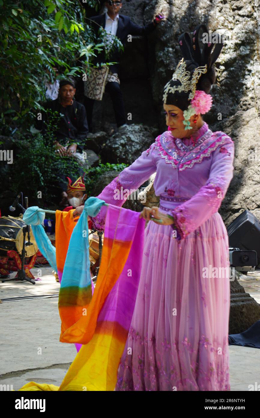 DidiK Nini Towok Performs dance on selomangleng performance art. He is ...