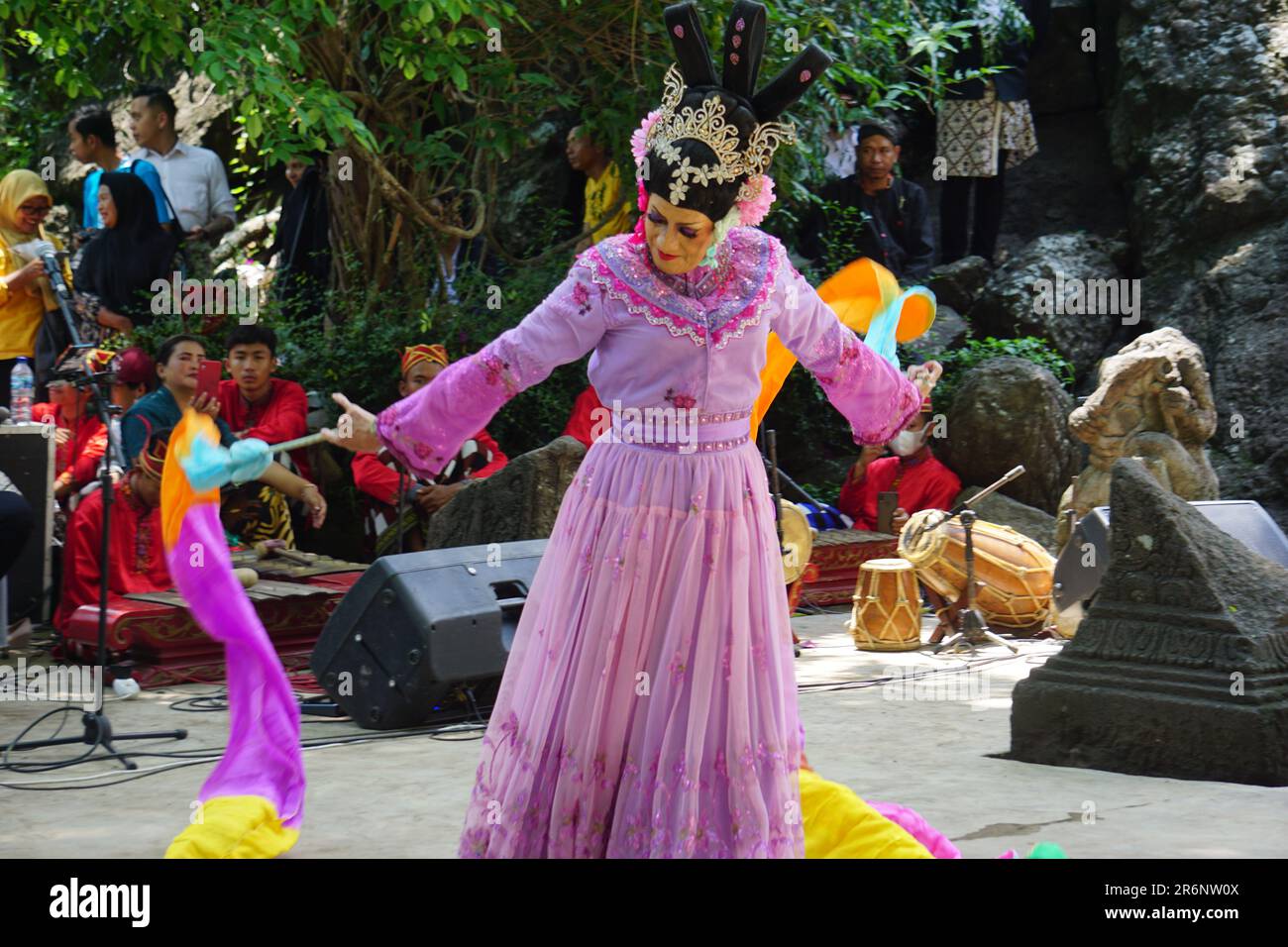 Nini thowok hi-res stock photography and images - Alamy