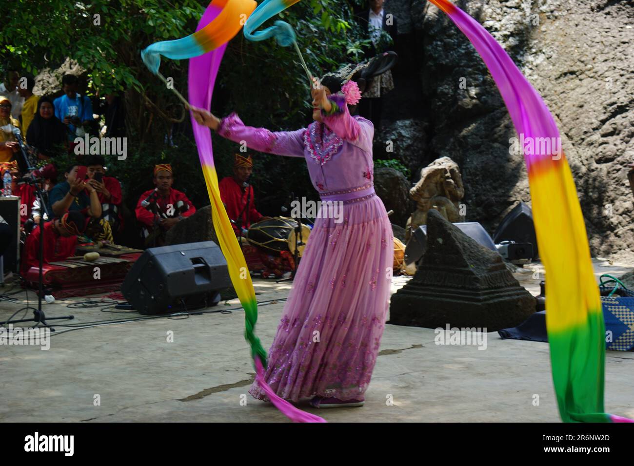Nini thowok hi-res stock photography and images - Alamy