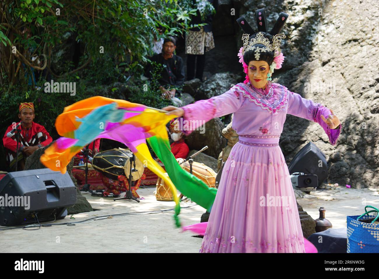 Nini thowok hi-res stock photography and images - Alamy