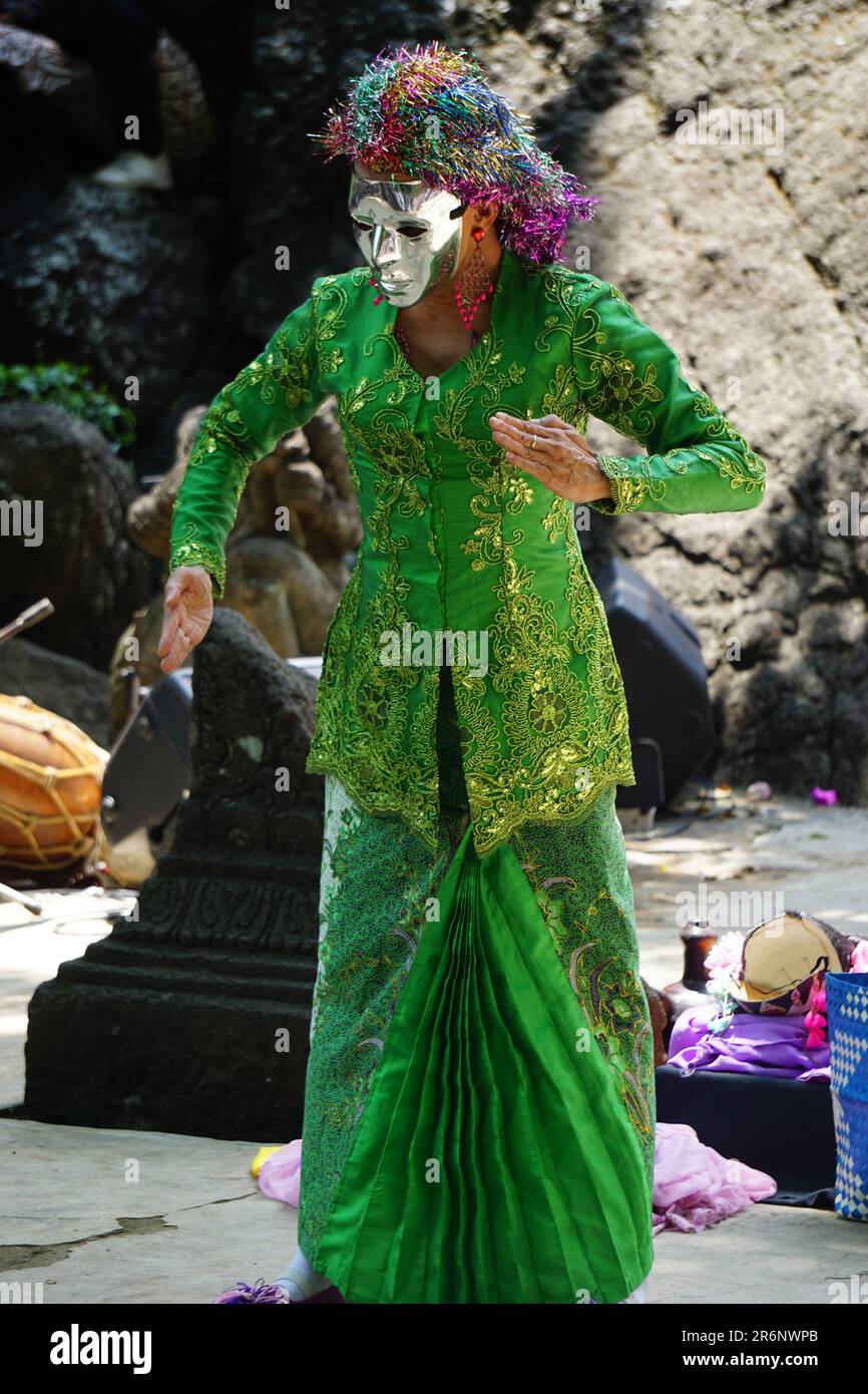 Nini thowok hi-res stock photography and images - Alamy