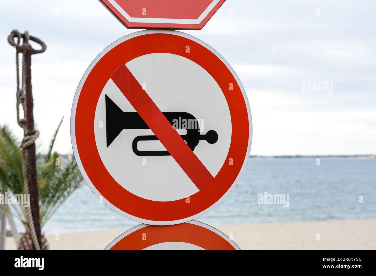 Post with No Horn traffic sign near sea outdoors Stock Photo - Alamy
