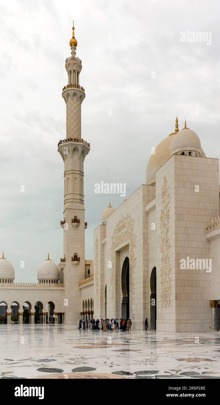 People enter Sheikh Zayed Grand Mosque, Abu Dhabi UAE Stock Photo - Alamy