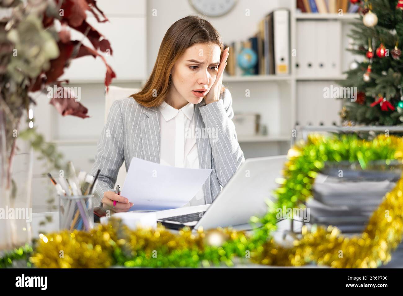 Woman sad office christmas hi-res stock photography and images - Alamy