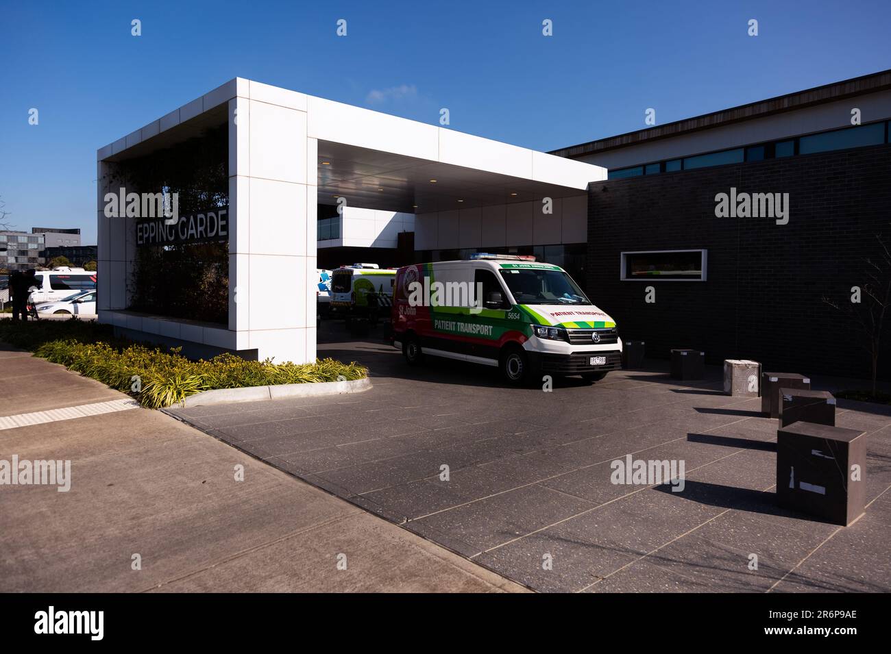 Ambulance staff victoria australia hi-res stock photography and images ...