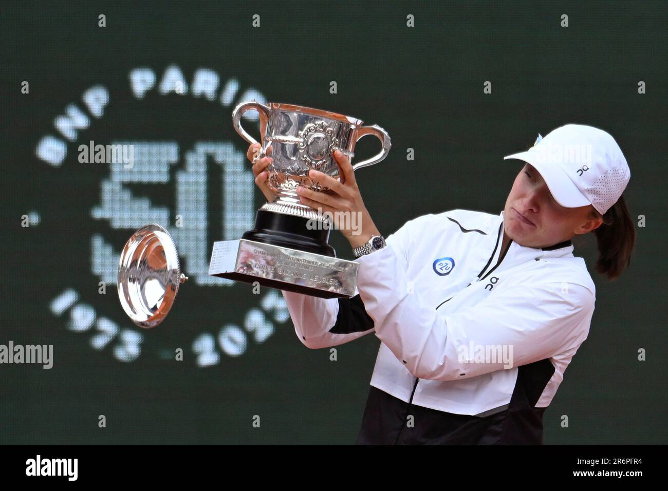 Iga swiatek 2023 french open trophy hi-res stock photography and images ...