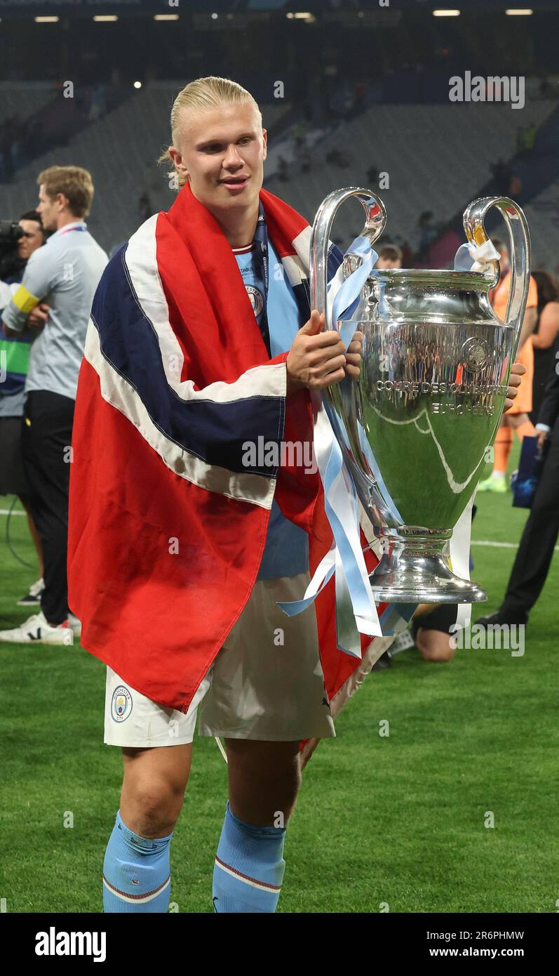 Erling haaland manchester city trophy hi-res stock photography and ...