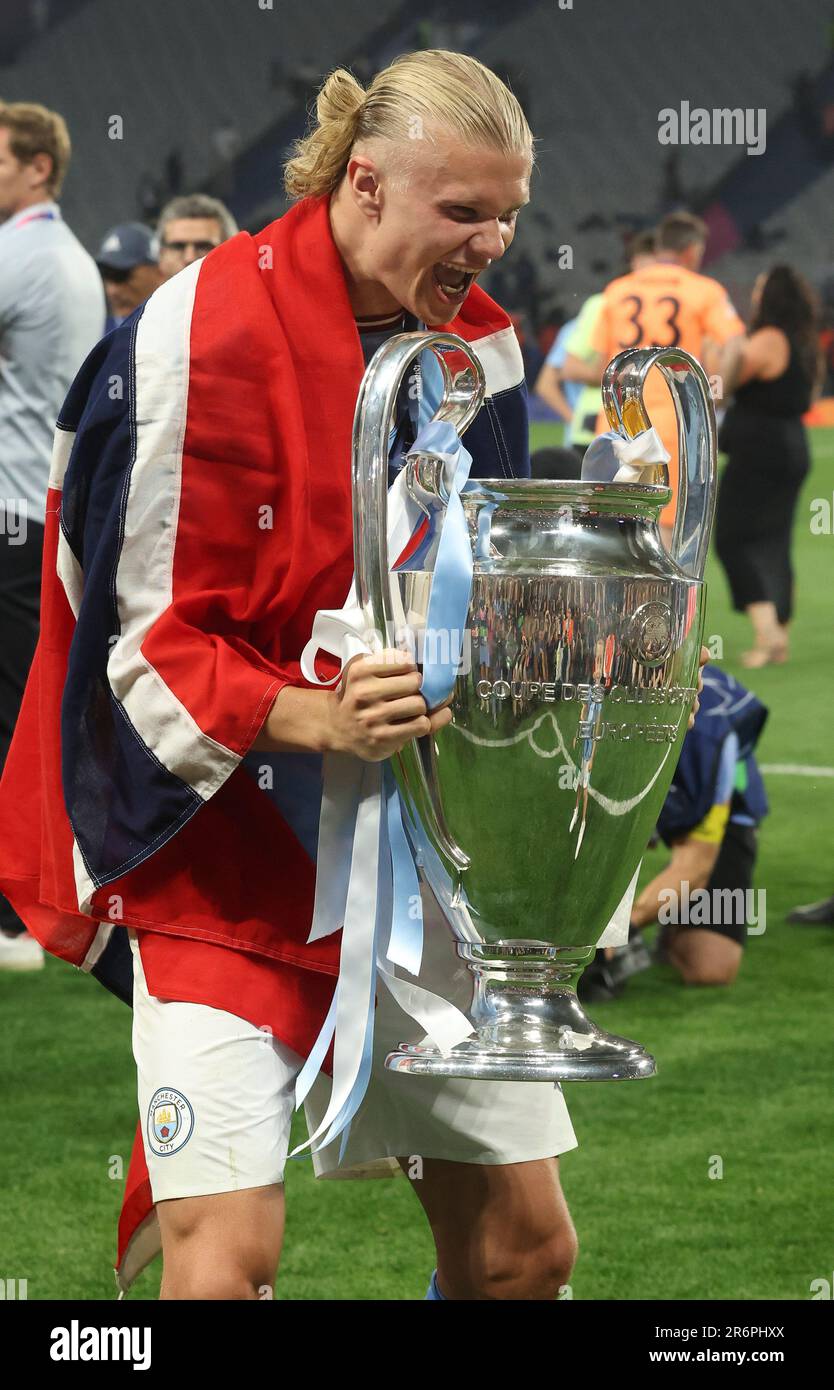 Erling haaland manchester city trophy hi-res stock photography and ...