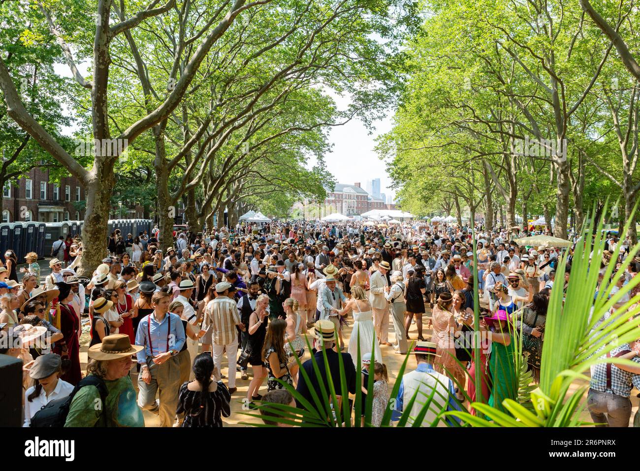 1920s dancing crowd hi-res stock photography and images - Alamy
