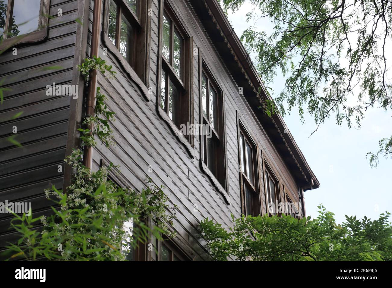 establish shot of a old wooden house Stock Photo - Alamy