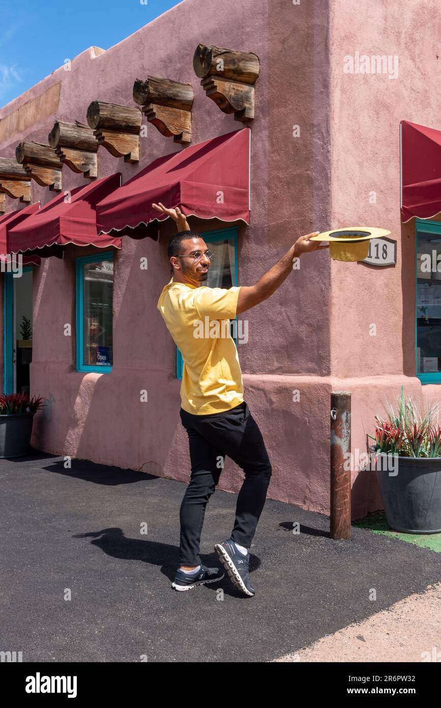 Dramatic pose poses hi-res stock photography and images - Alamy