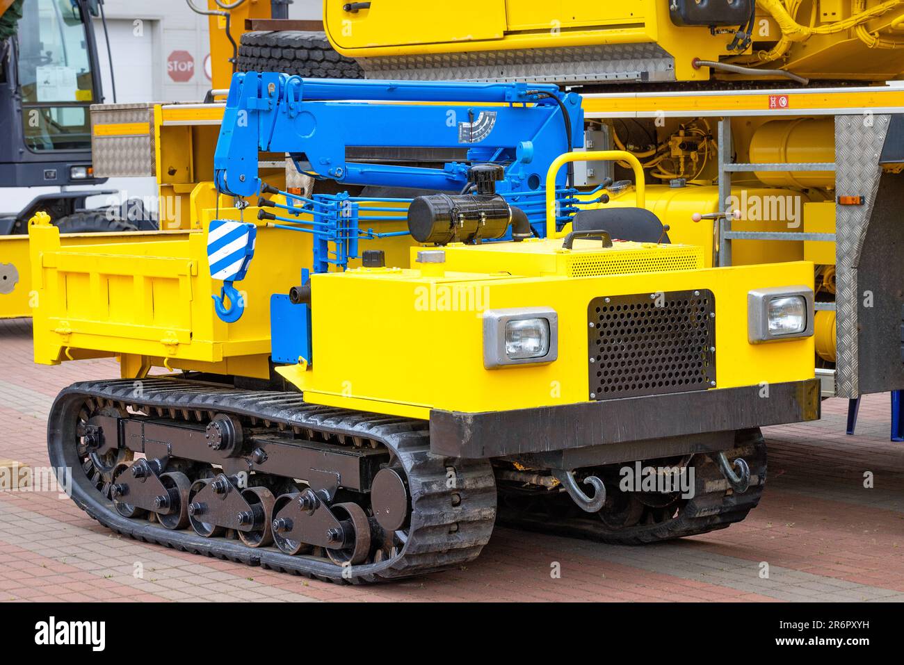 Loading Unloading Yellow Crawler Mobile Construction Platform With Telescopic Blue Crane Stock