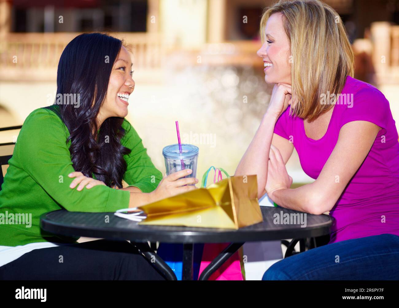 Shoppers talking outside a shop hi-res stock photography and images - Alamy