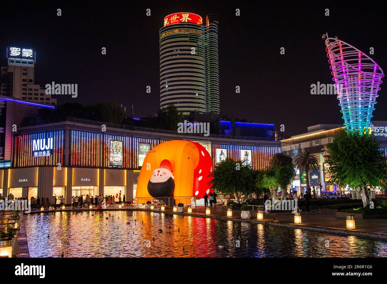 NINGBO, CHINA - JUNE 10, 2023 - People admire a "LOWER BACK girl" air ...