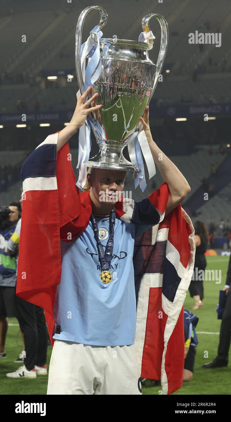 Erling haaland manchester city trophy hi-res stock photography and ...