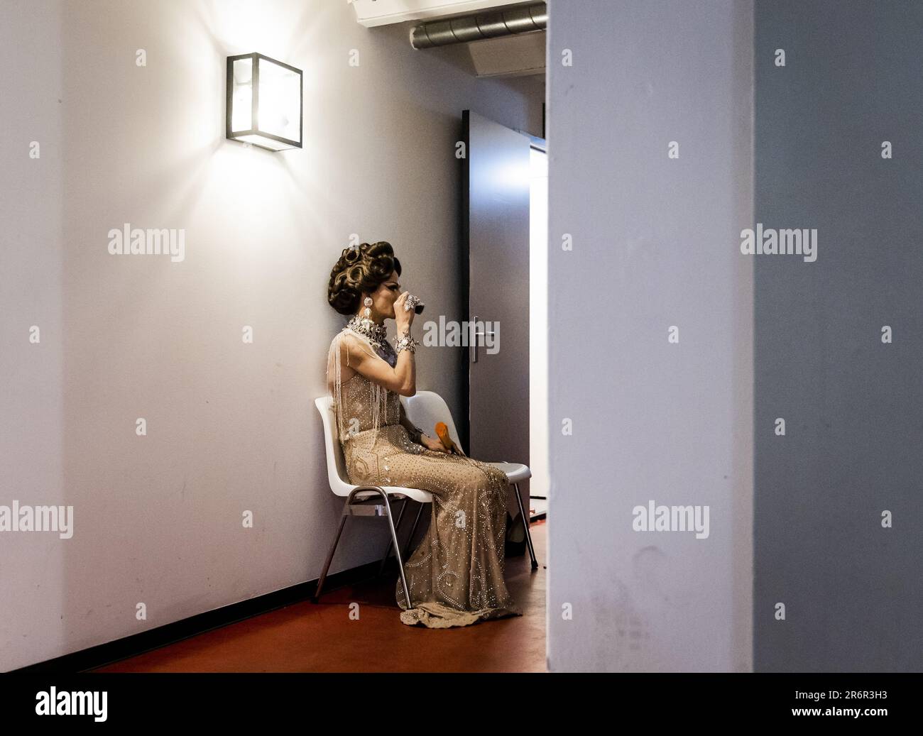 Show drag queen backstage hi-res stock photography and images - Alamy