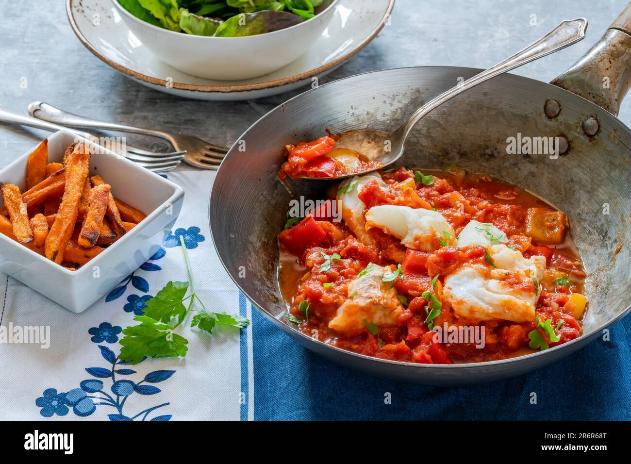 Sicilian fish with pepper sauce and sweet potato chips Stock Photo - Alamy