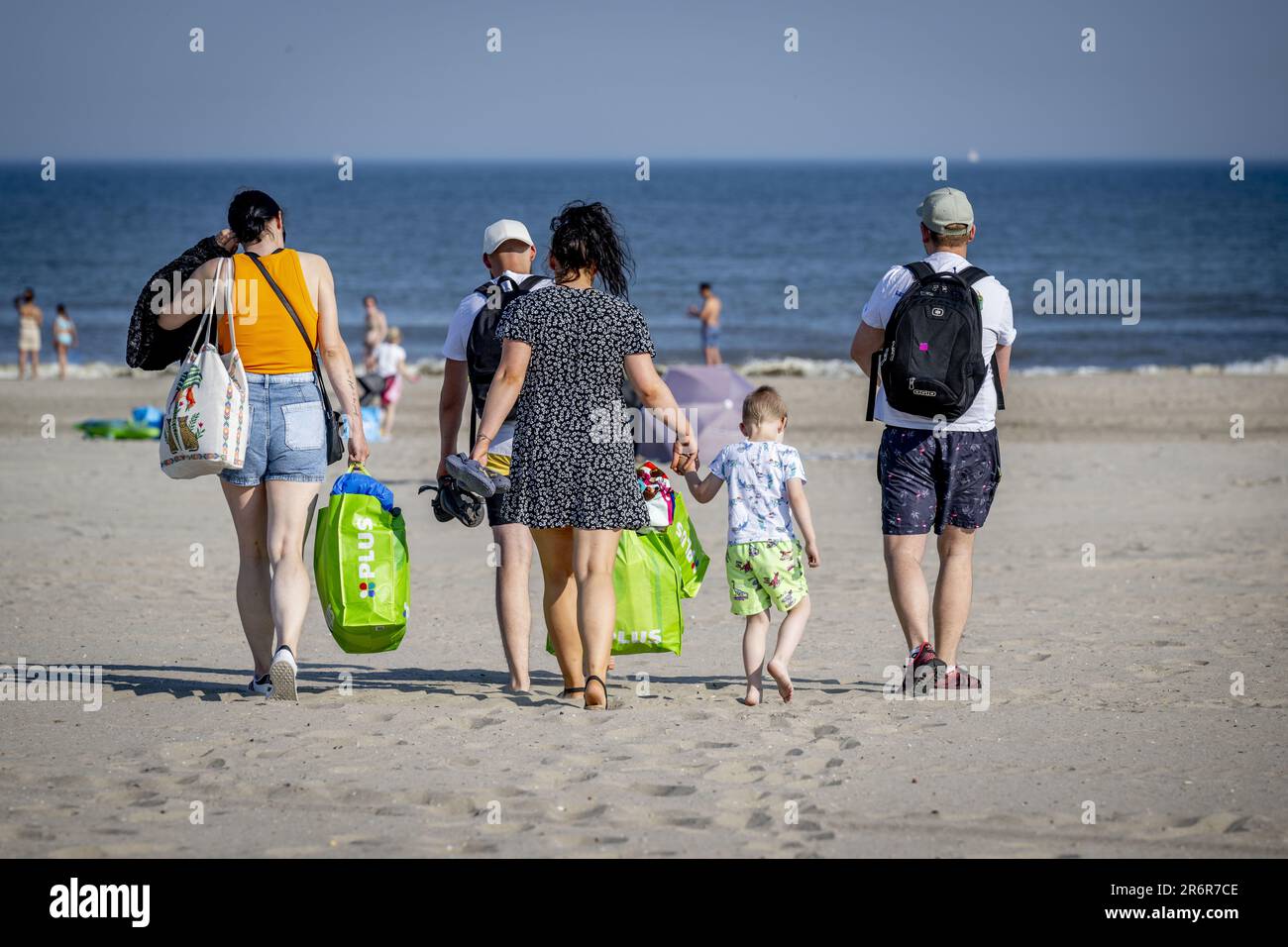 HOEK VAN HOLLAND - Bathers arrive on the beach of Hoek van Holland ...