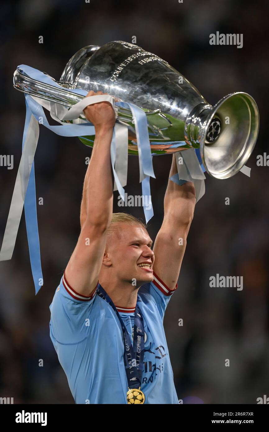 Erling haaland premier league trophy hi-res stock photography and ...