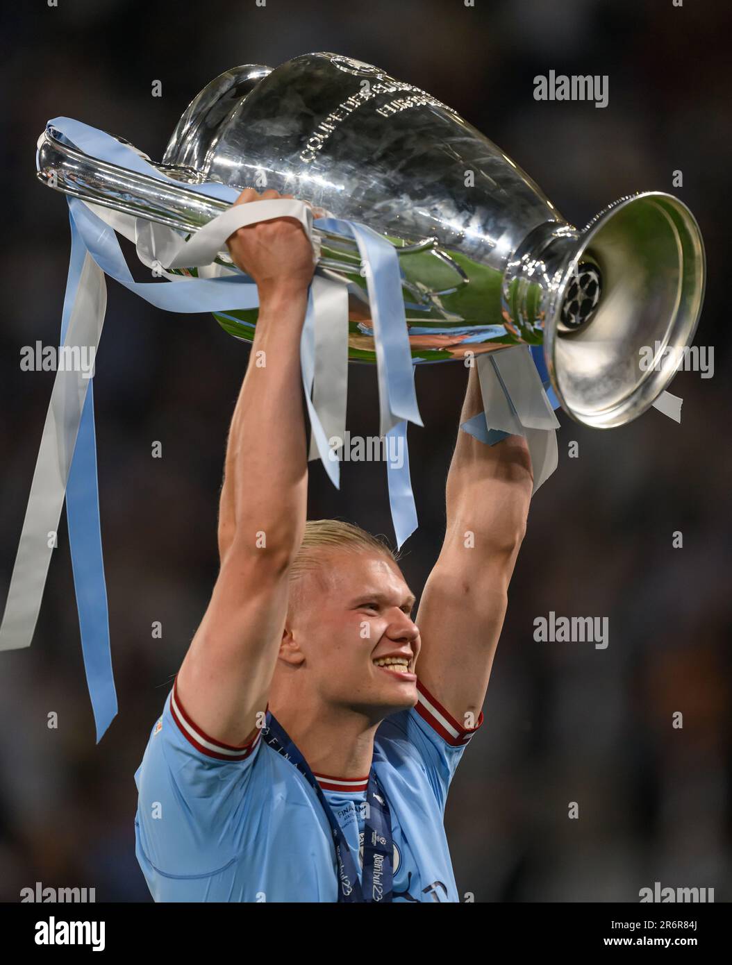 Erling haaland premier league trophy hi-res stock photography and ...