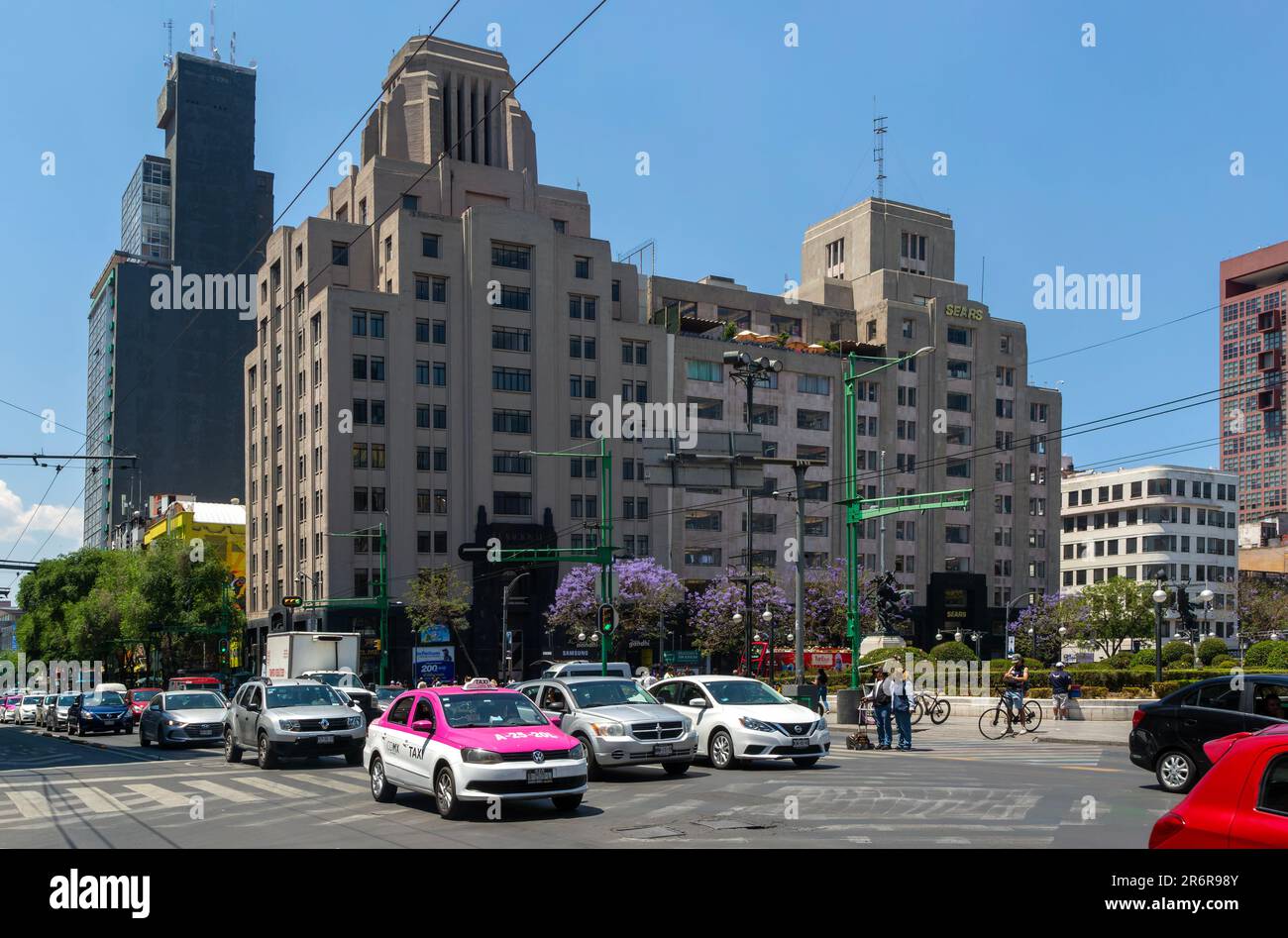 Traffic and buildings SEARS department store, Eje Central or Avenida ...