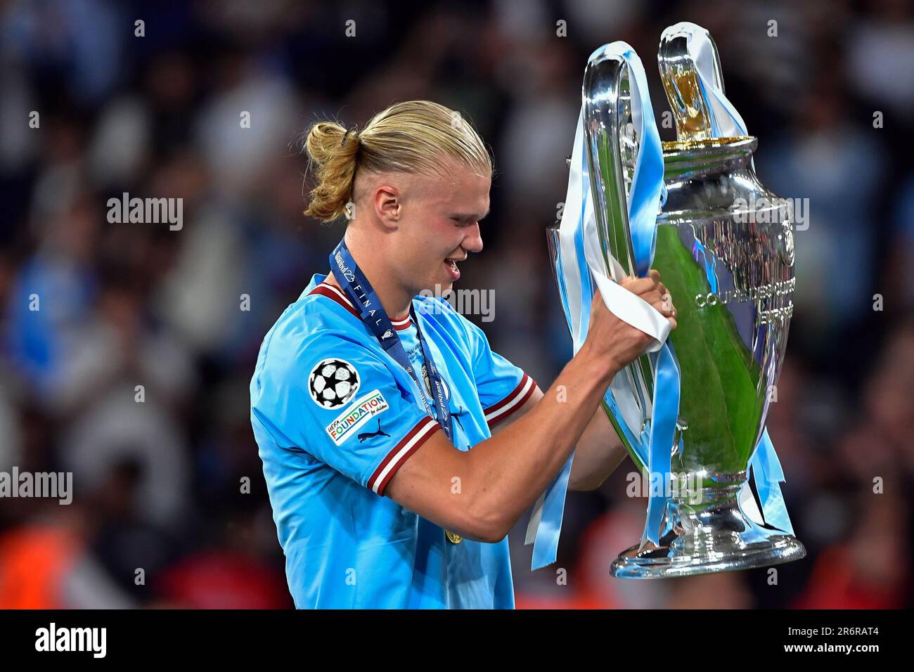 Erling haaland manchester city trophy hi-res stock photography and ...