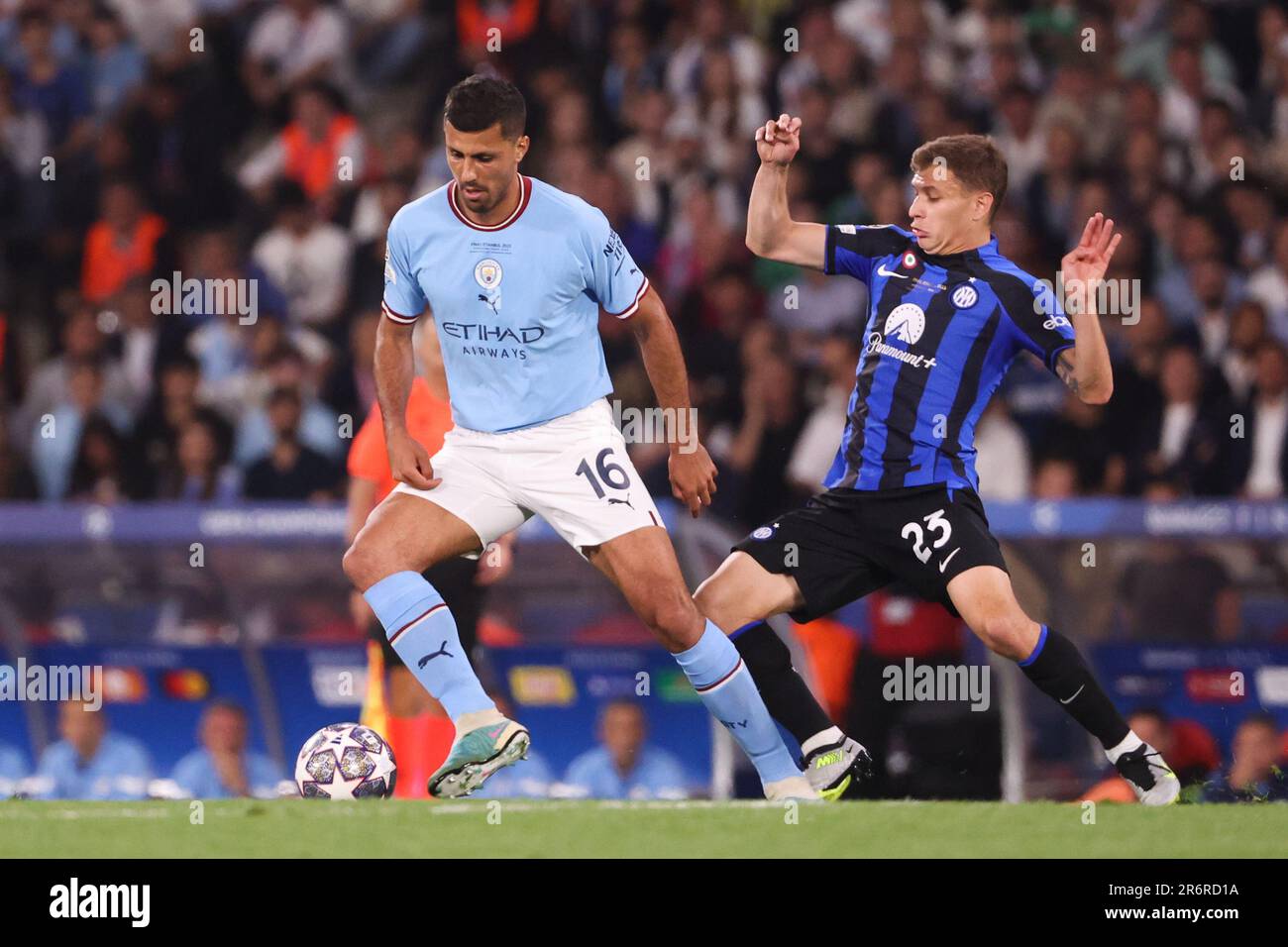 Rodrigo Hernandez Cascante aka Rodri of Manchester City, Nicolo Barella of Inter Milan during ...