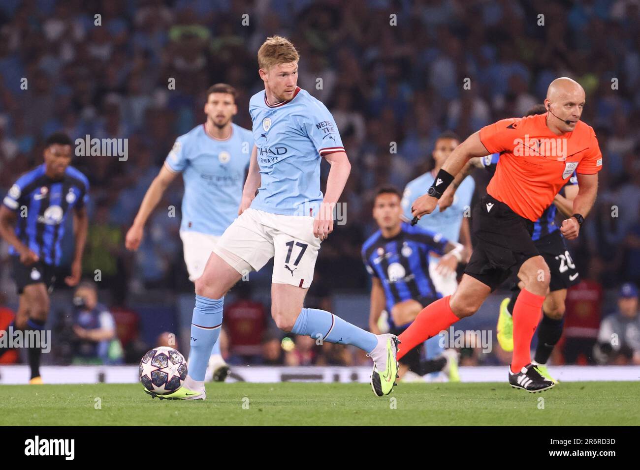 Kevin de Bruyne of Manchester City, referee Szymon Marciniak of Poland ...