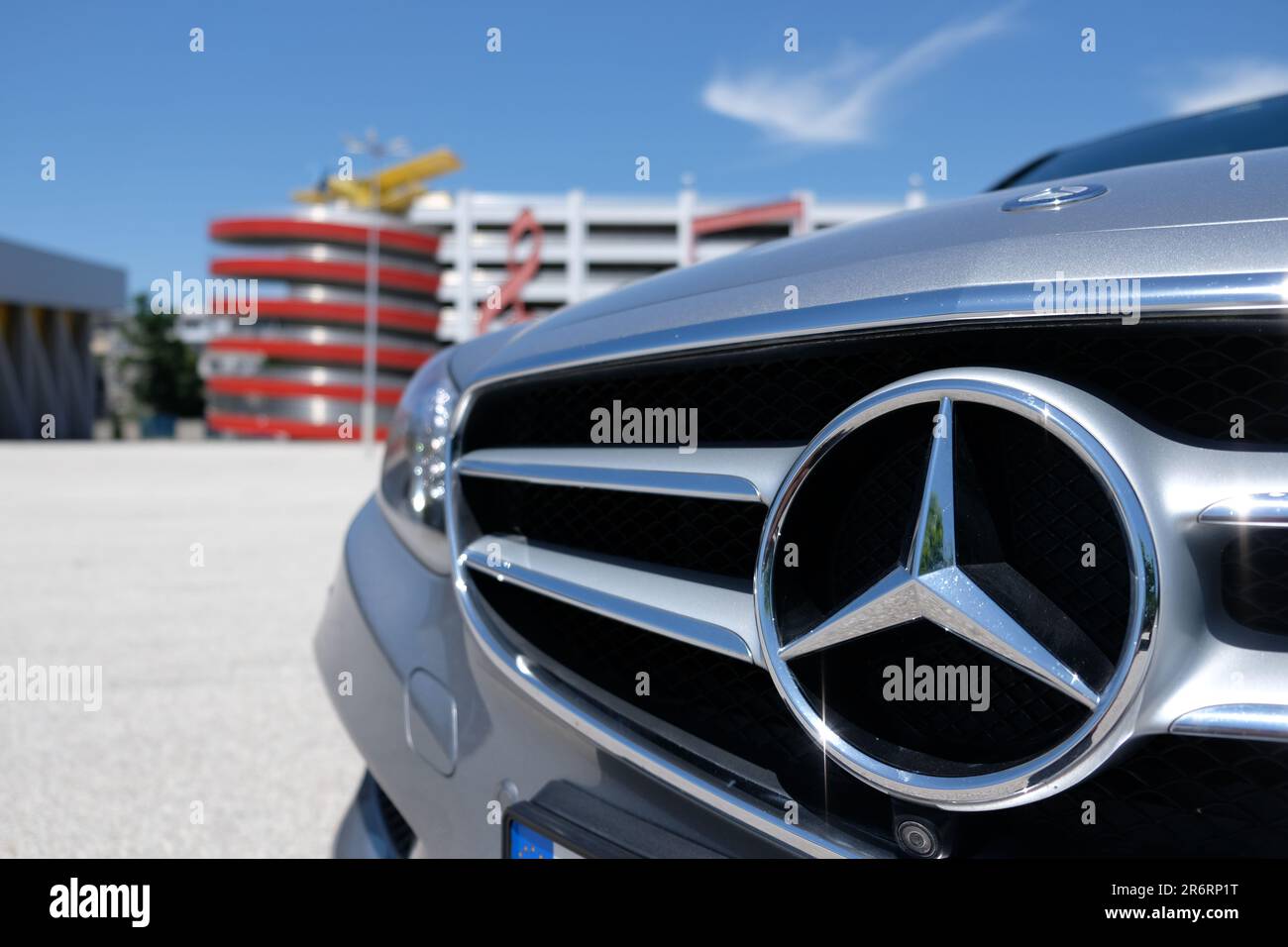 Metal mercedes benz logo hi-res stock photography and images - Alamy