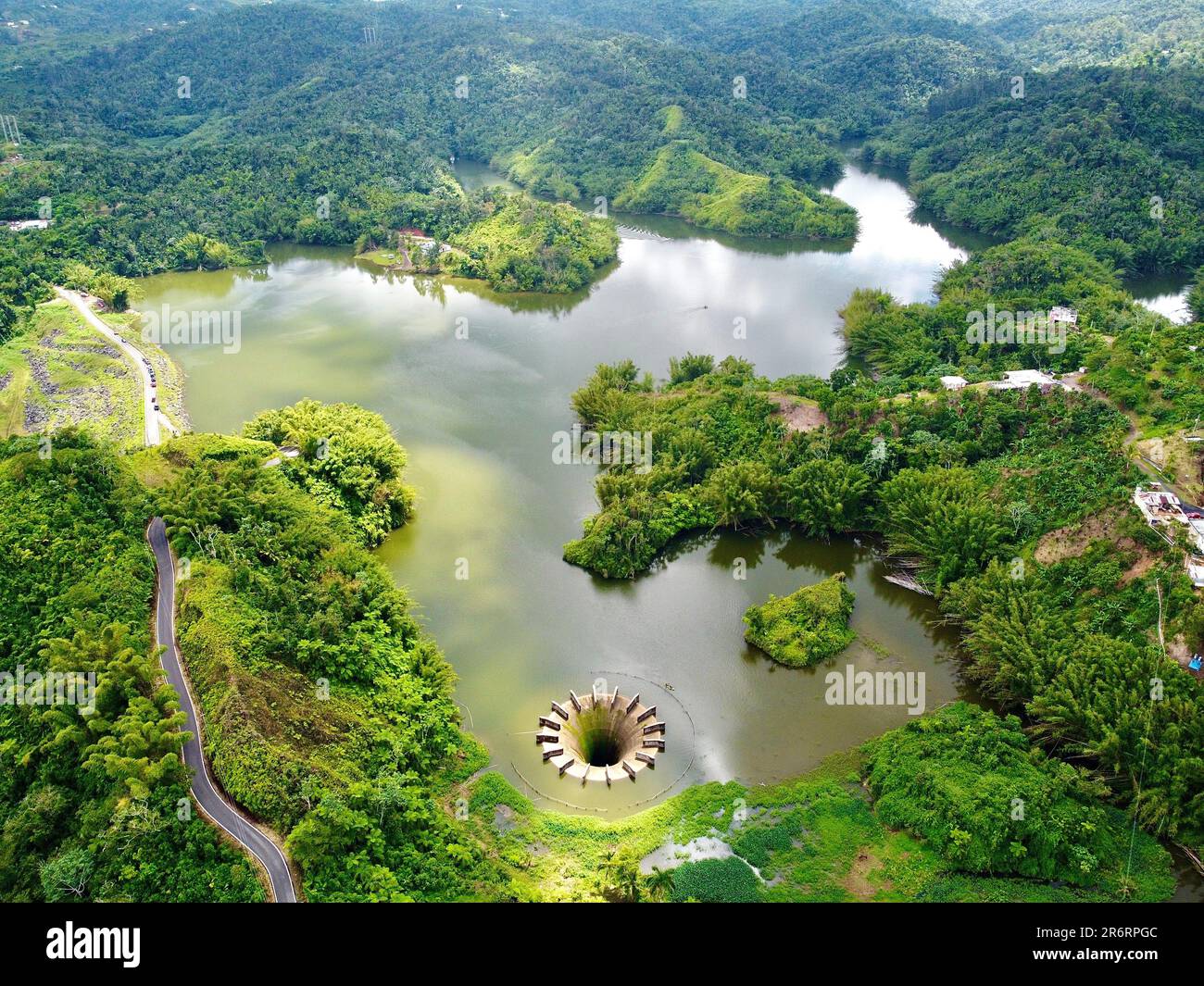 Landscape scene pond in middle hi-res stock photography and images - Alamy