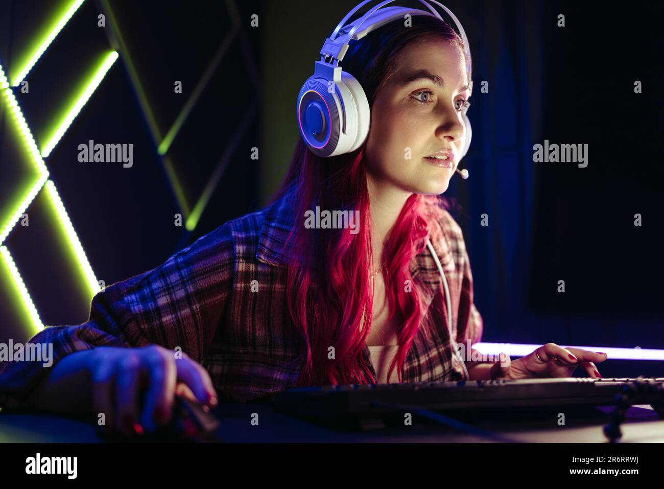 Online video game hi-res stock photography and images - Alamy