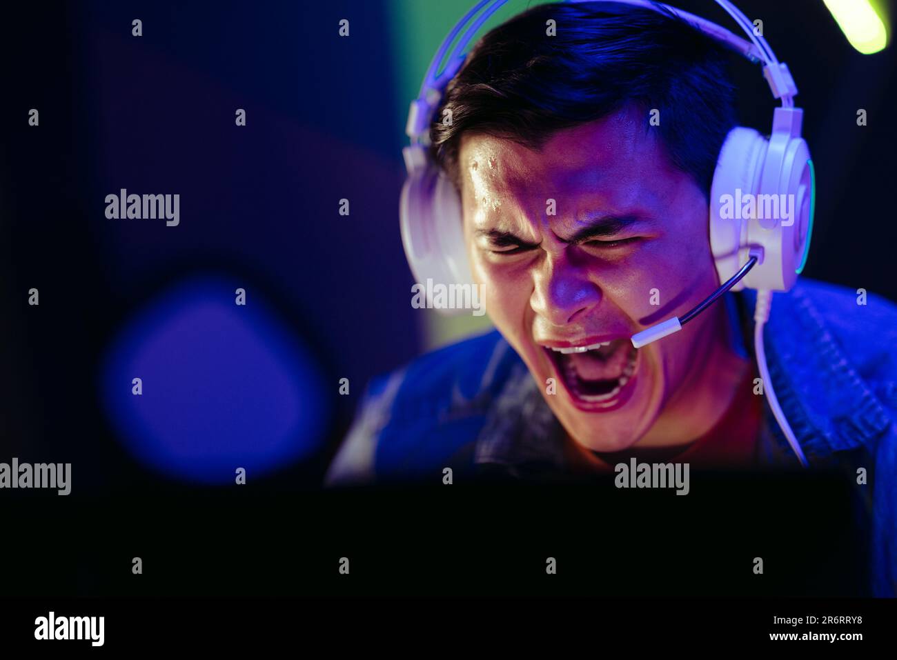 Man playing computer game shout hi-res stock photography and images - Alamy