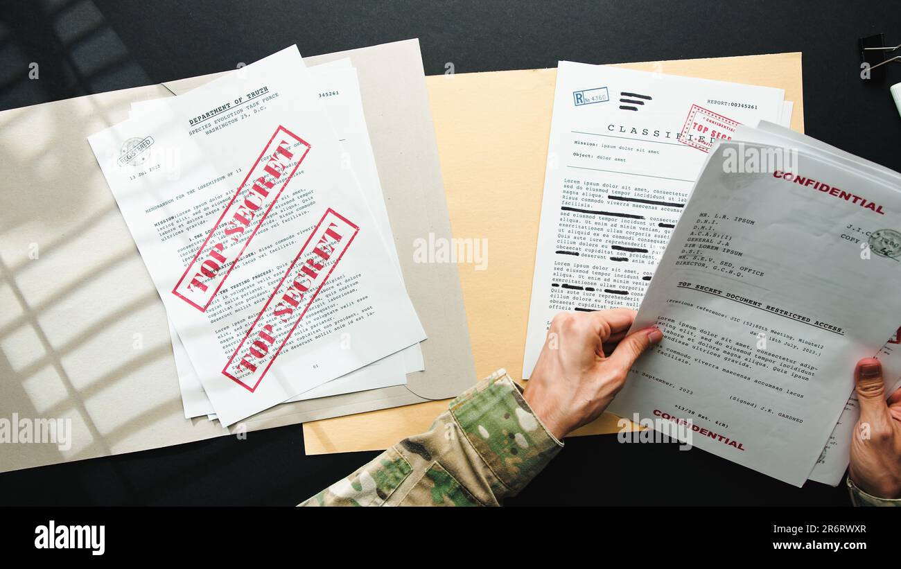 Top secret document hands hi-res stock photography and images - Alamy