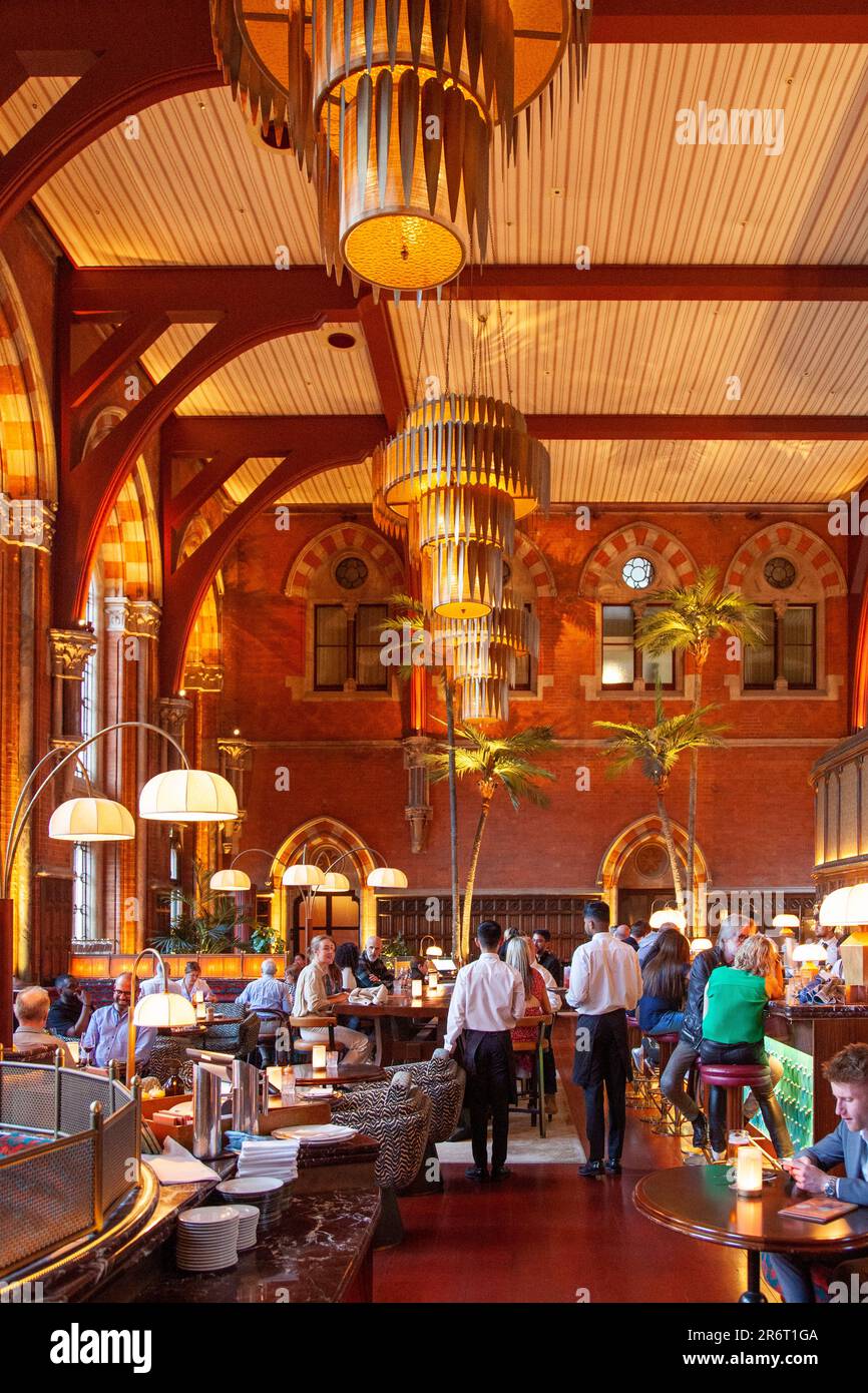 'Booking Office 1869' Bar and Restaurant at St Pancras, Kings Cross ...