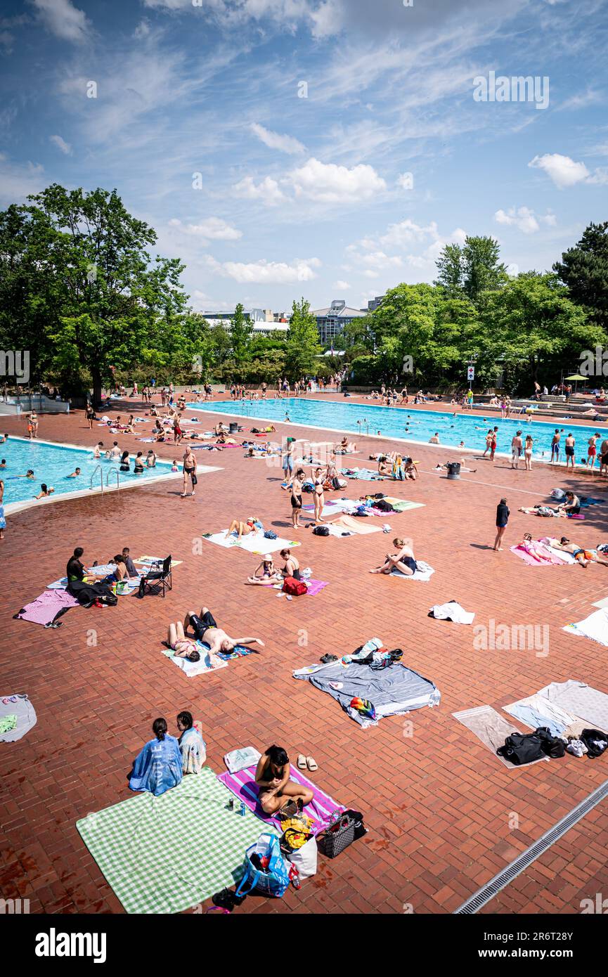 11 June 2023, Berlin: Many people spend the summer warm day in the ...