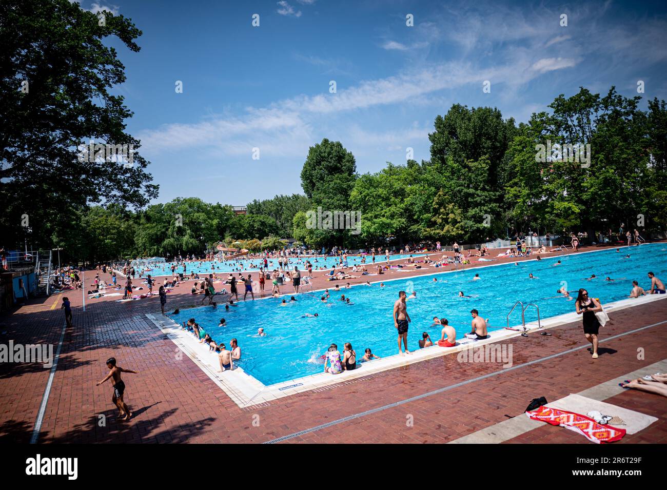 11 June 2023, Berlin: Many people spend the summer warm day in the ...