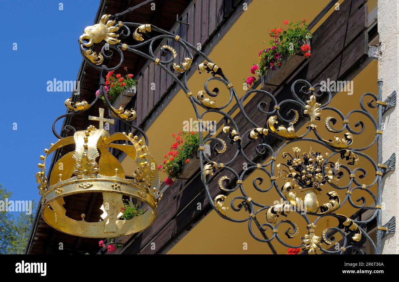 Golden crown inn sign hi-res stock photography and images - Alamy