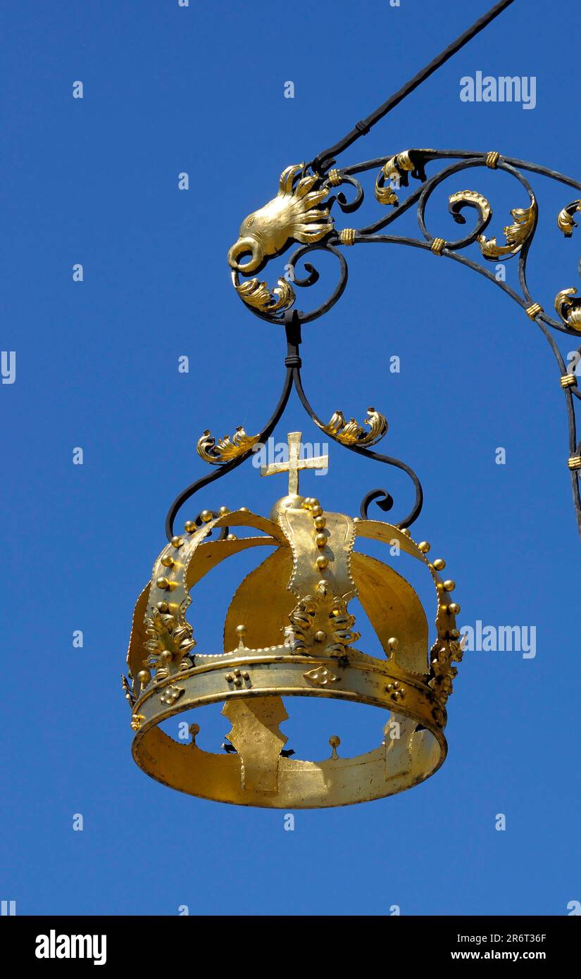 Golden crown inn sign hi-res stock photography and images - Alamy