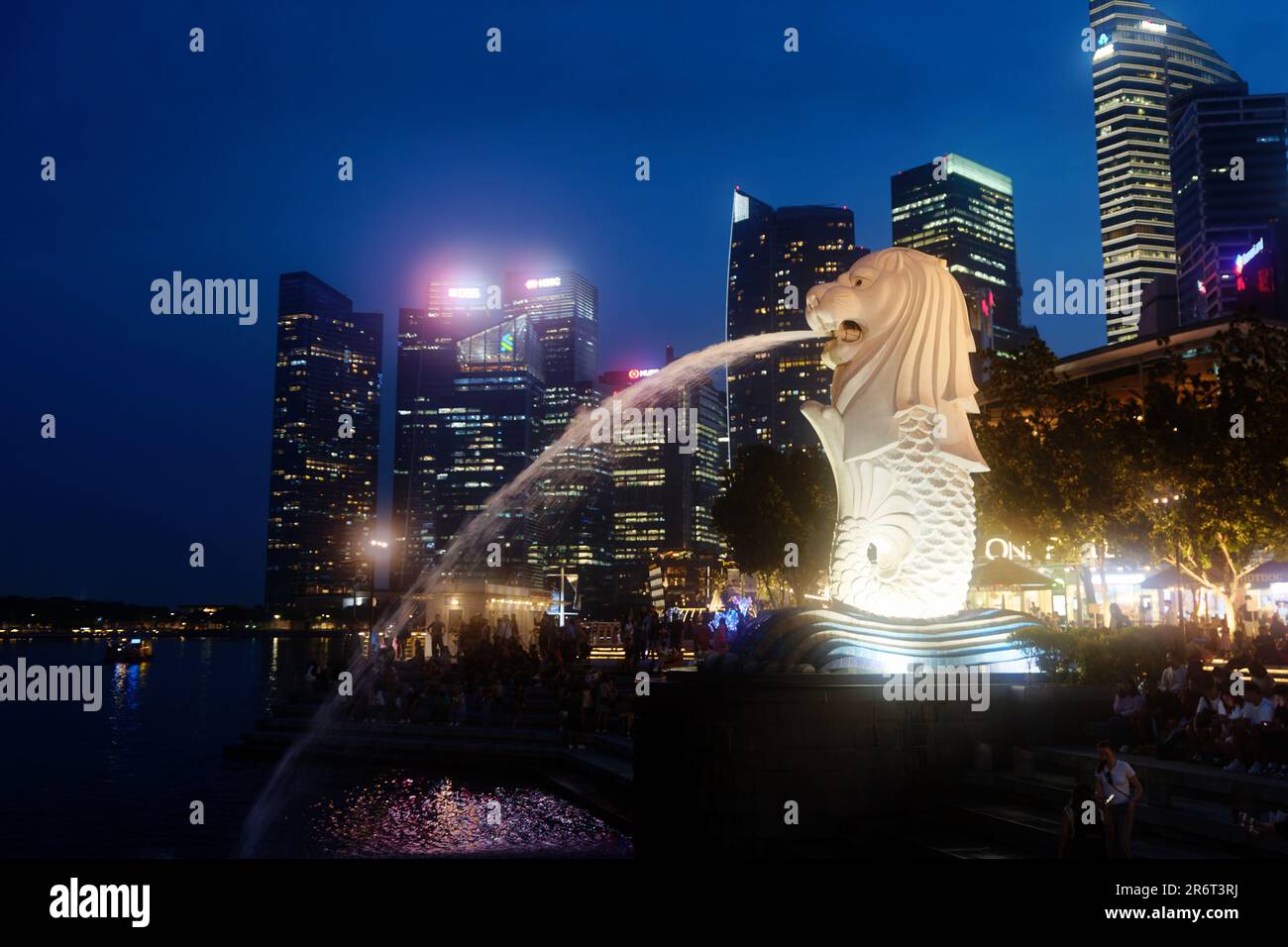 Singapore merlion statue harbour hi-res stock photography and images ...