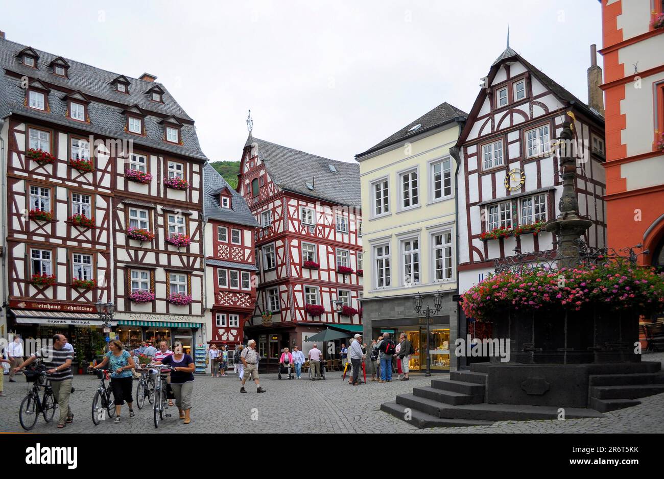 Rhineland-Palatinate, Bernkastel, half-timbered houses, narrow alley ...