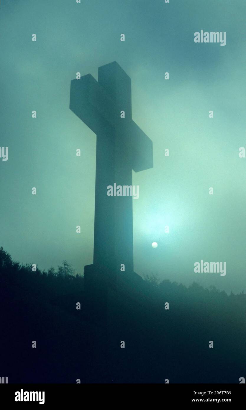 Foggy cemetery autumn hi-res stock photography and images - Alamy