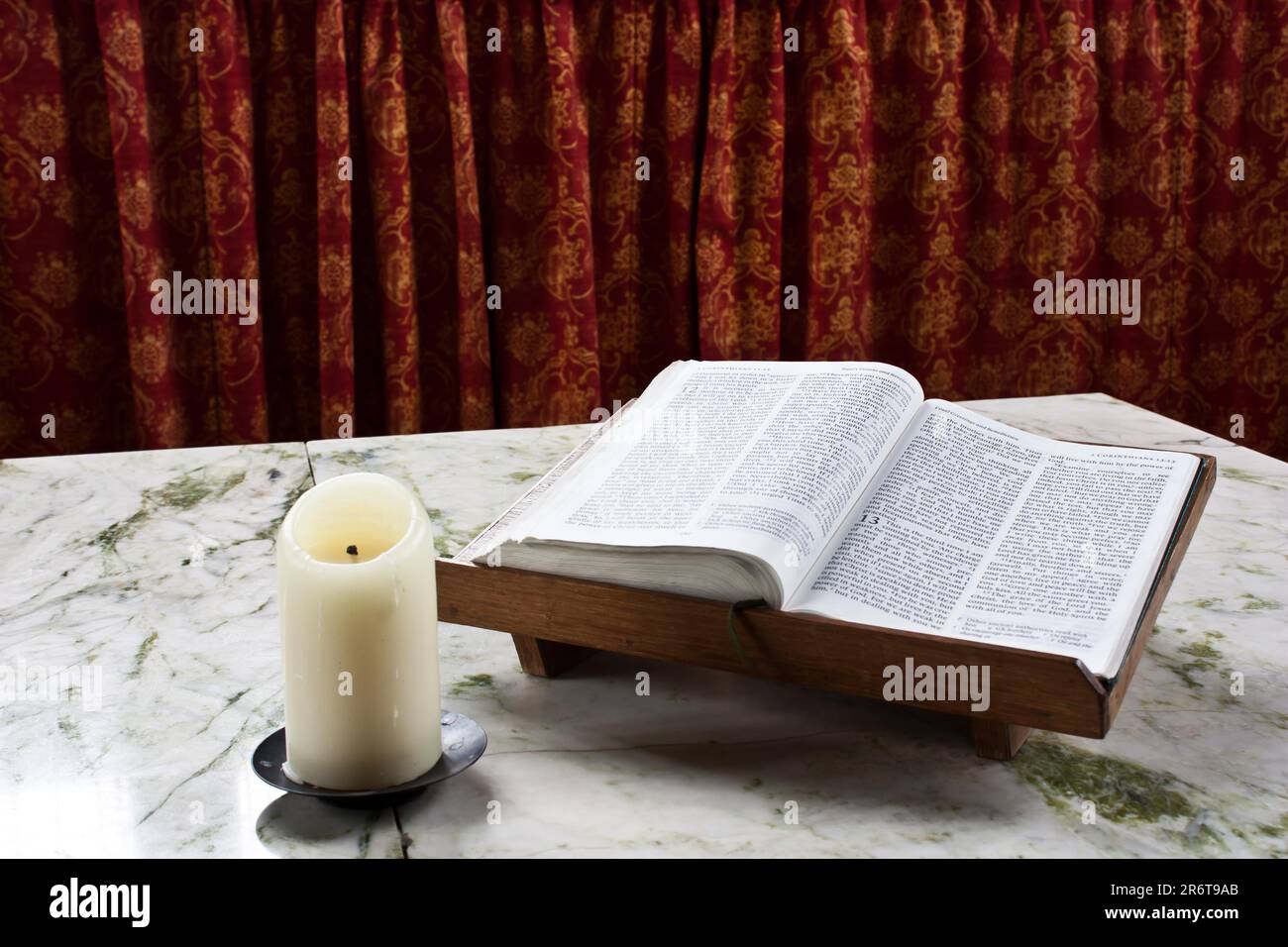 Holy Bible in Glasgow Cathedral, written in English Stock Photo - Alamy