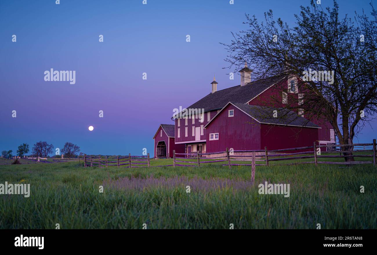 Red barn at Codori Farm in Gettysburg the Moon sets Stock Photo - Alamy