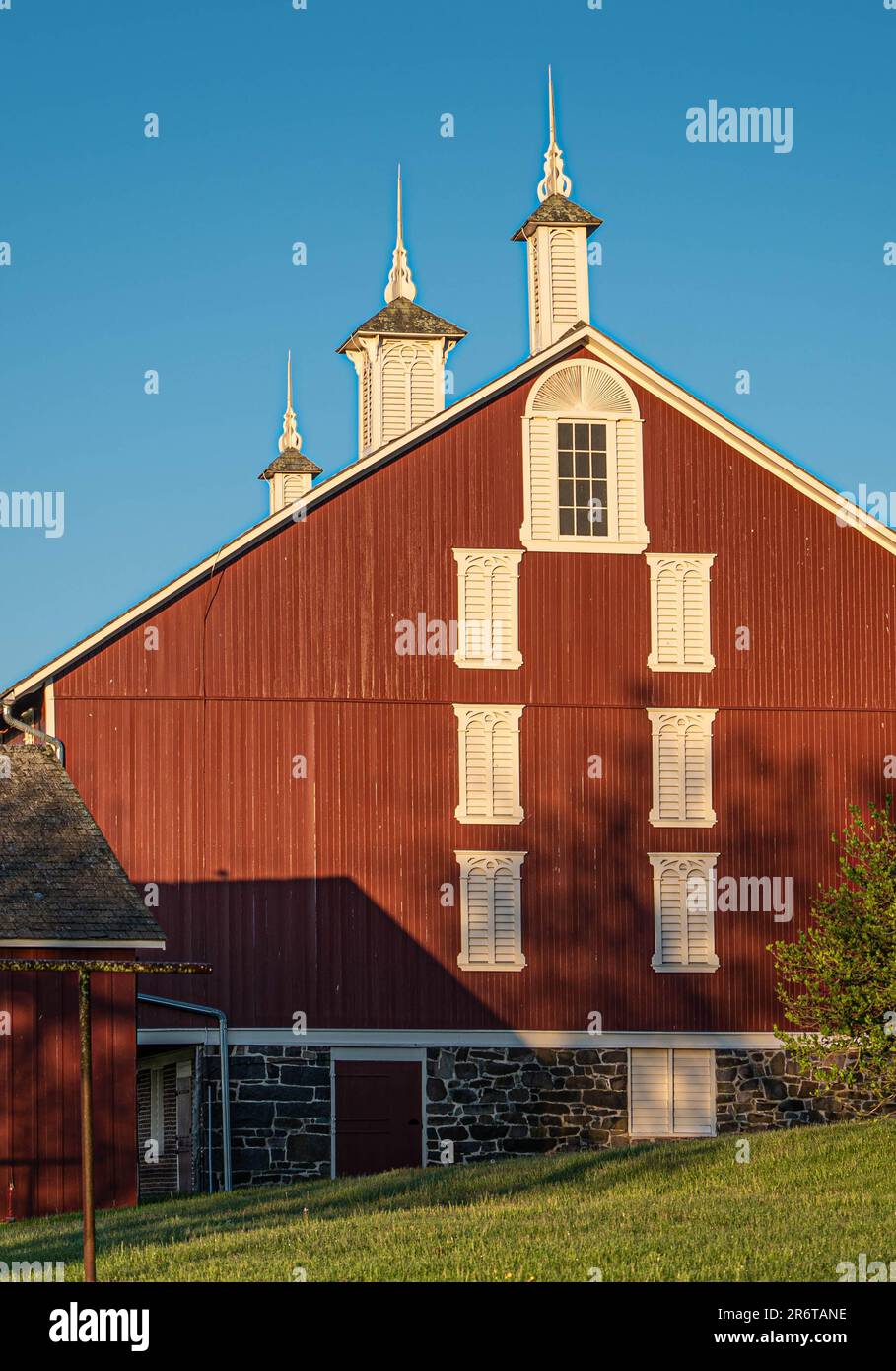 Sunrise against red barn at Codori Farm in Gettysburg Stock Photo - Alamy