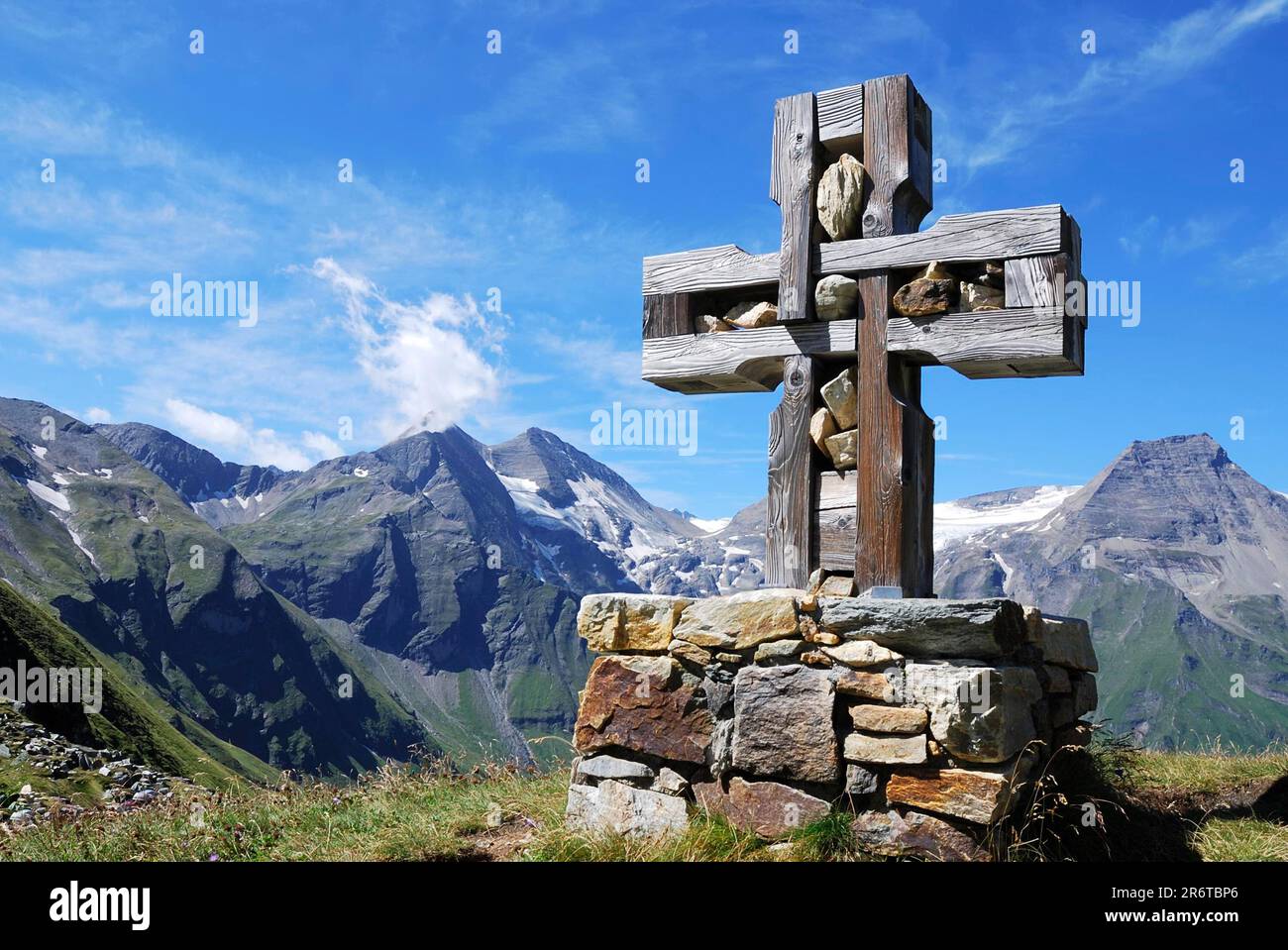 Cross at the Grossglockner Hochalpenstrasse (high alpine road) in ...