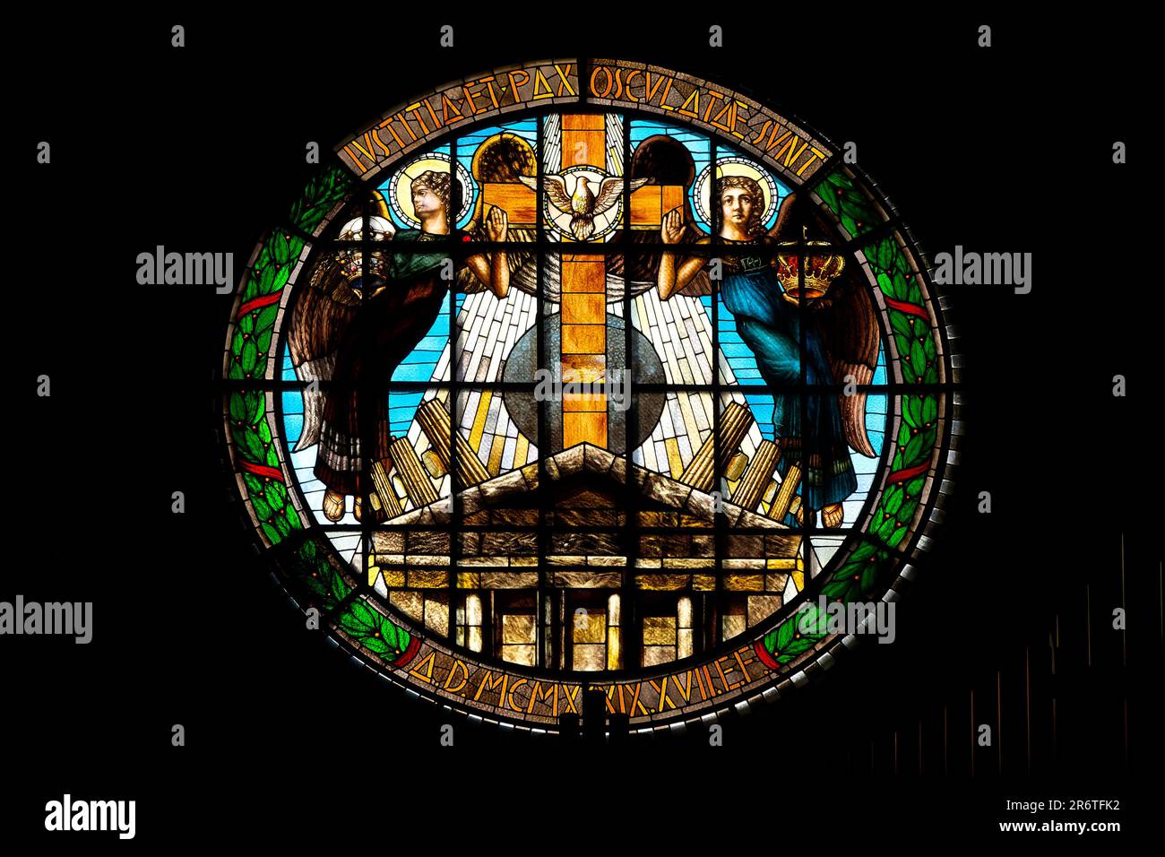 Romanesque rose window hi-res stock photography and images - Alamy