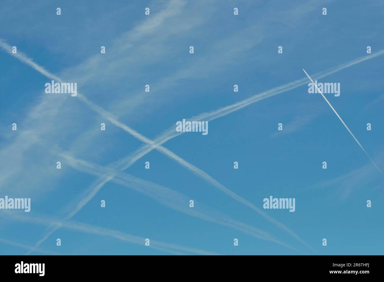 Cloud from jets hi-res stock photography and images - Alamy
